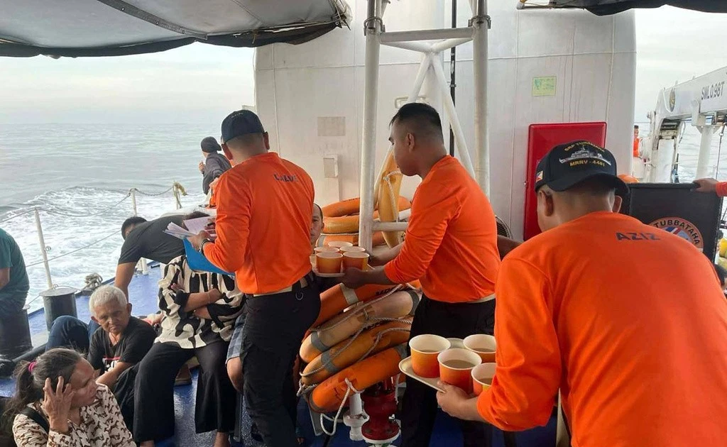 Chìm phà chở hơn 350 người ở Philippines, nhiều người thiệt mạng