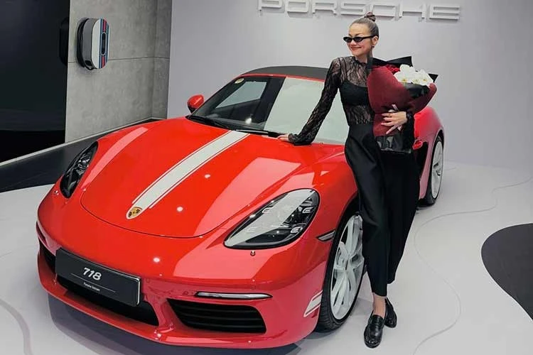 Siêu mẫu Thanh Hằng nâng cấp bộ sưu tập với Porsche 718 Boxster Style ...