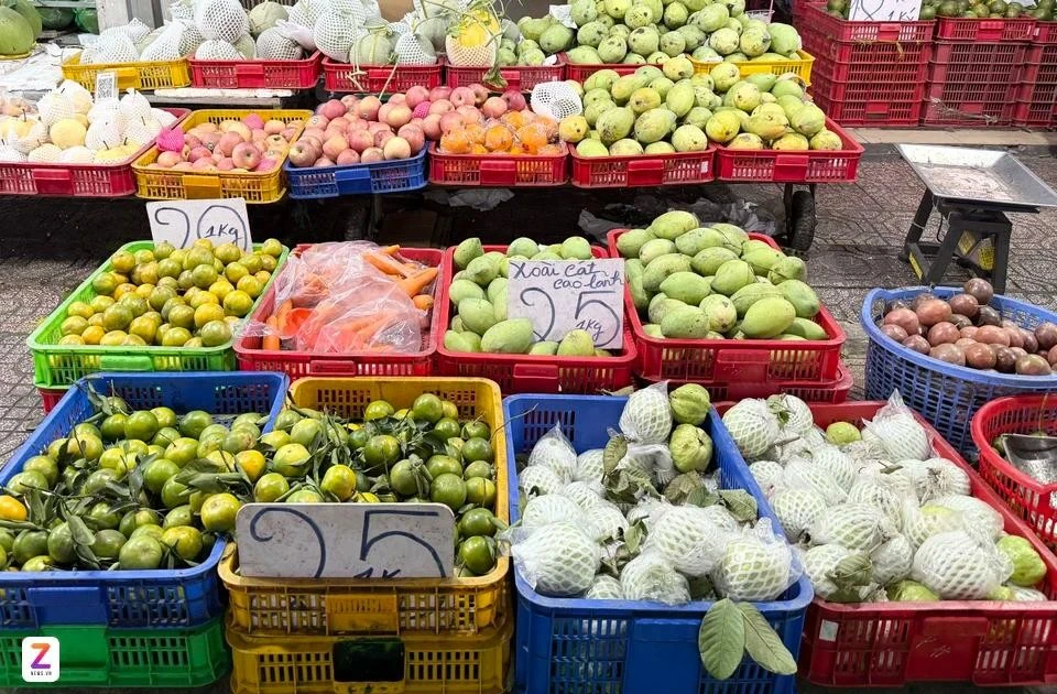 Trái cây rớt giá mạnh, chợ TP HCM vẫn vắng khách mùa thu hoạch
