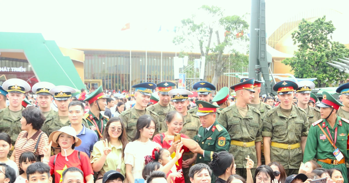 Đoàn quân đội Nga, Lào, Campuchia tham quan triển lãm 80 thành tựu đất nước