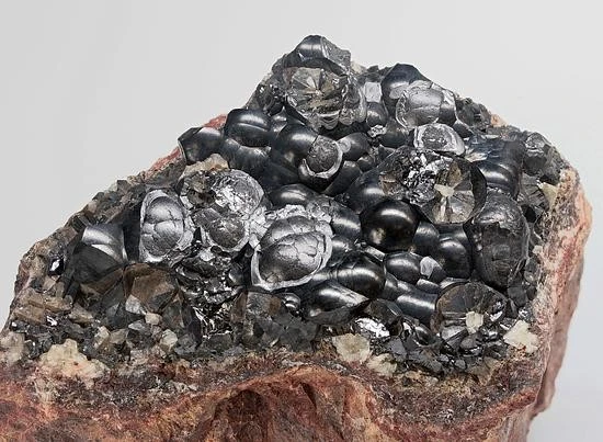 Khoáng vật uraninite: Bí ẩn nguy hiểm và nguồn năng lượng khổng lồ