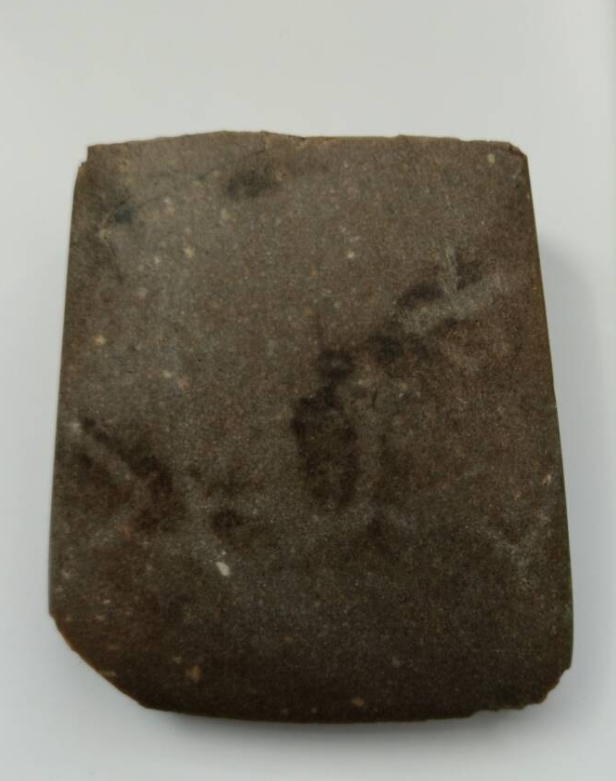 ชาวสวนพบเศษขวานโบราณอายุ 4,500 ปีในโปแลนด์