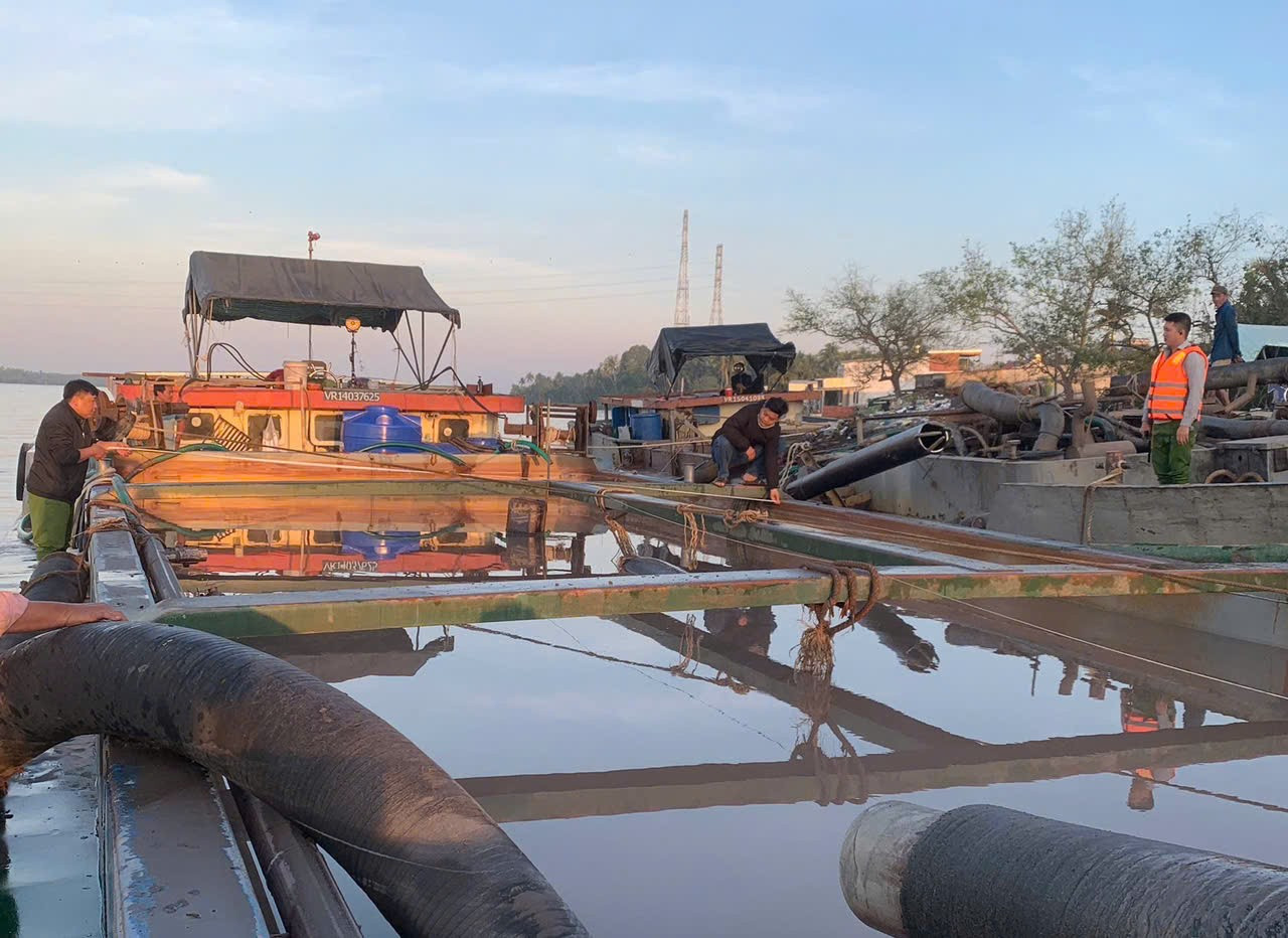 Bắt giữ nhiều phương tiện mua bán, tàng trữ cát trái phép ở Vĩnh Long