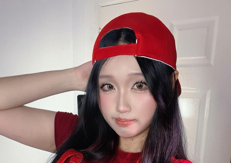 Julia Hà gây sốt với màn cosplay Anh Hai bán phở đầy quyến rũ